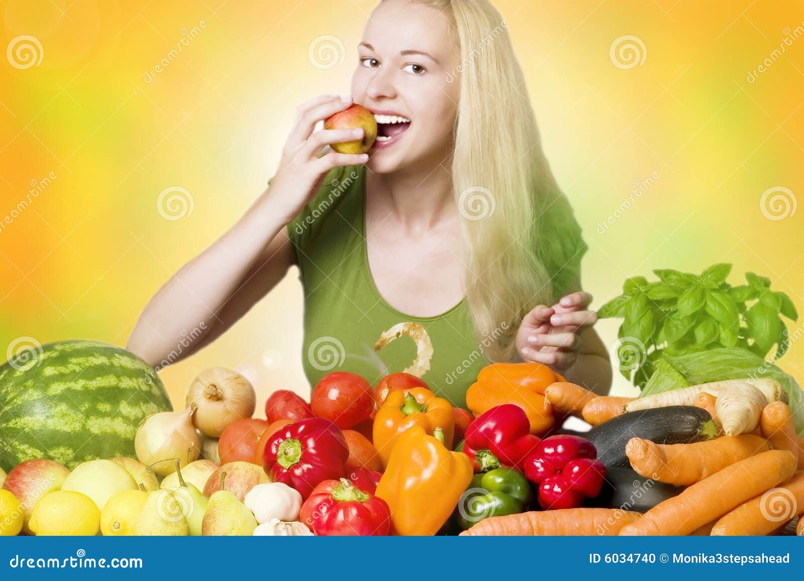 Mulher De Sorriso Que Come a Fruta Foto de Stock - Imagem de salada ...