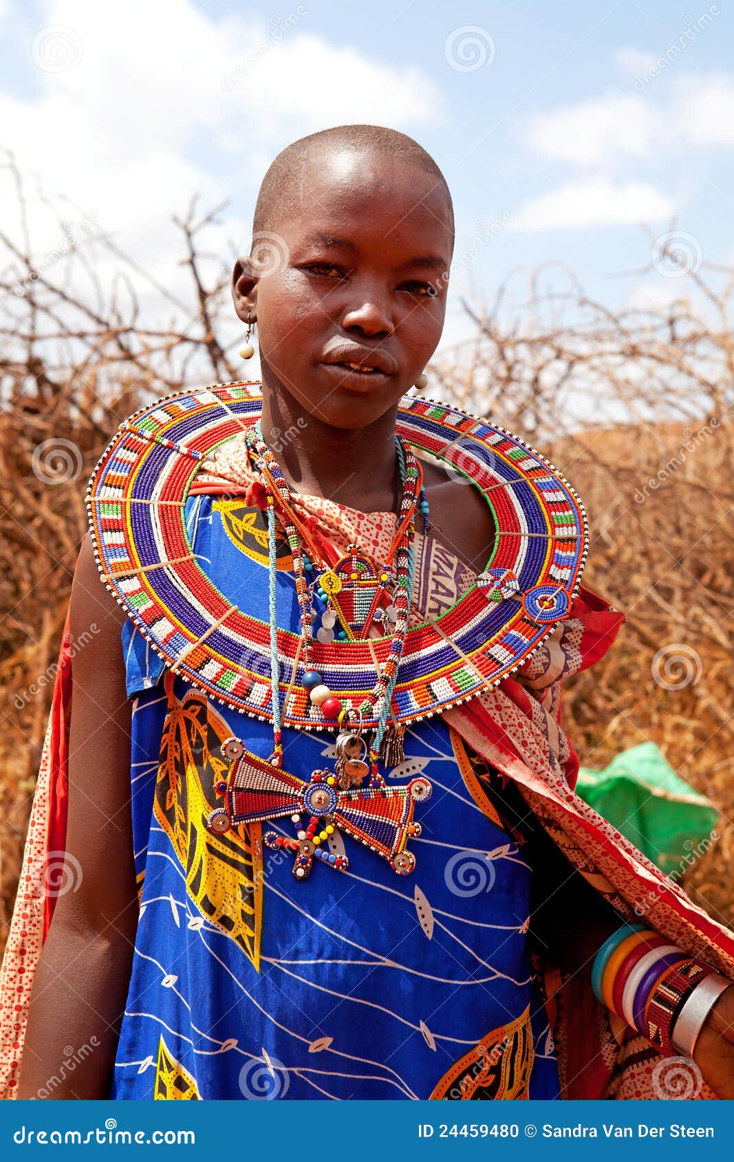 A Mulher Do Masai Está Mostrando A Roupa Tradicional Imagem Editorial
