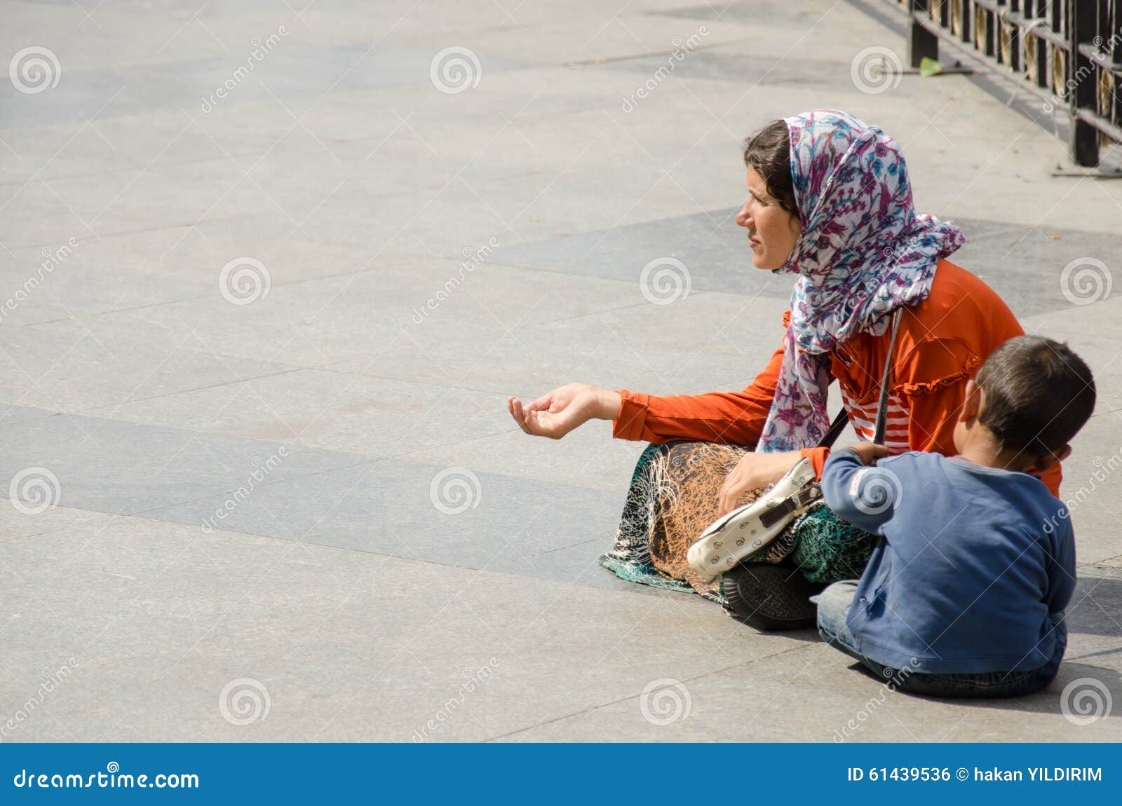 Mulher do mendigo foto editorial. Imagem de mendigo, fêmea - 61439536