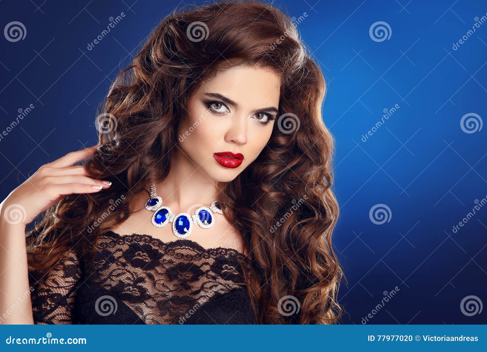 Mulher Elegante Da Forma Da Beleza Menina Bonita Com Cabelo Ondulado