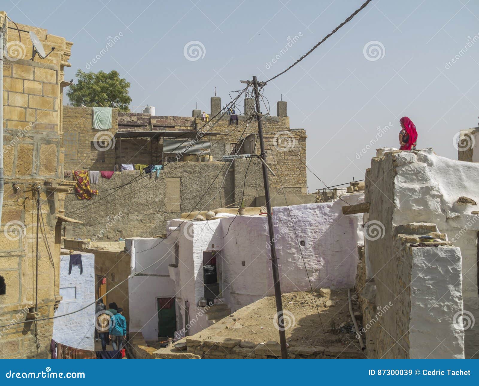 Mulher em um telhado imagem de stock editorial. Imagem de equipamentos ...