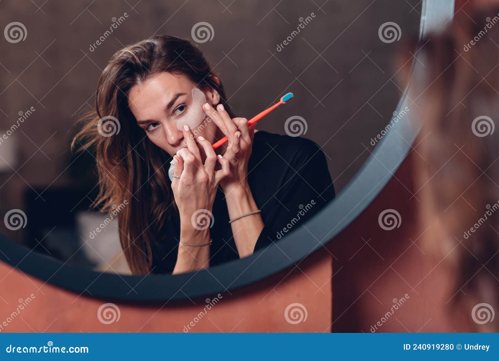 Mulher Escova Os Dentes Coloca Manchas Debaixo Dos Olhos Antes De Ir