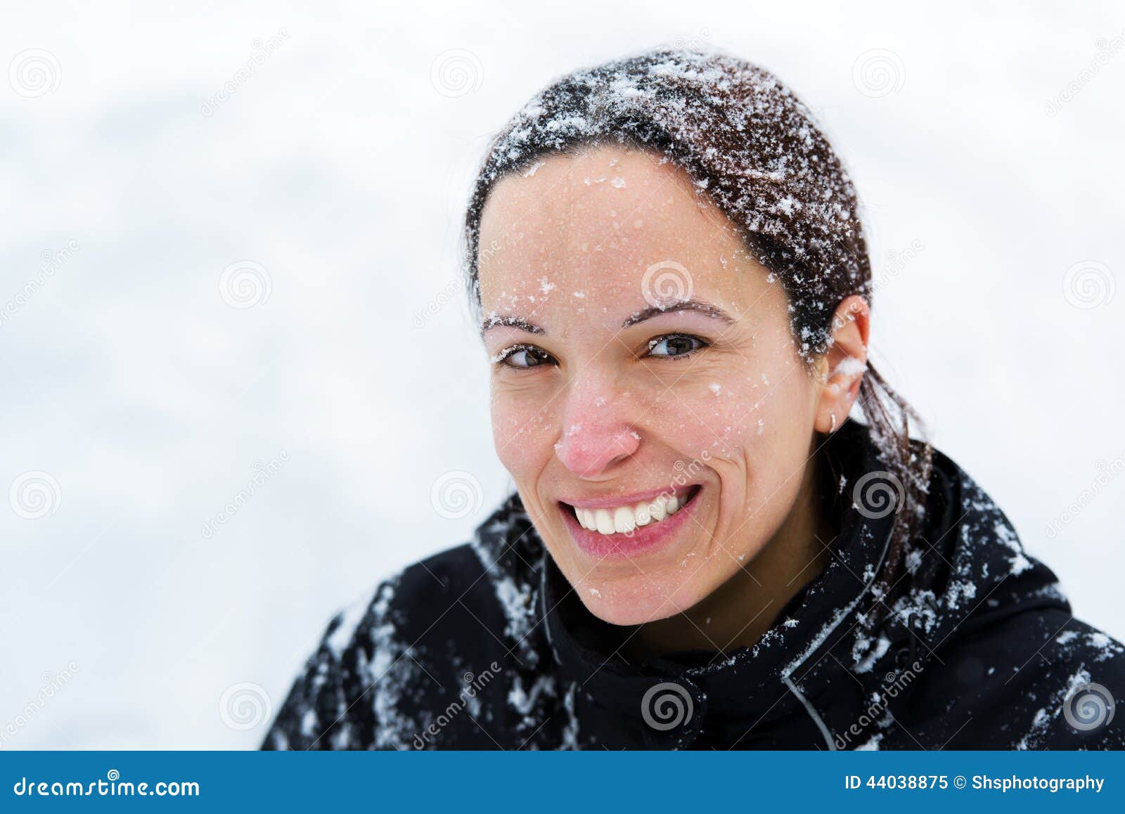 Mulher Feliz Com Neve No Cabelo E Na Cara Imagem de Stock - Imagem de ...
