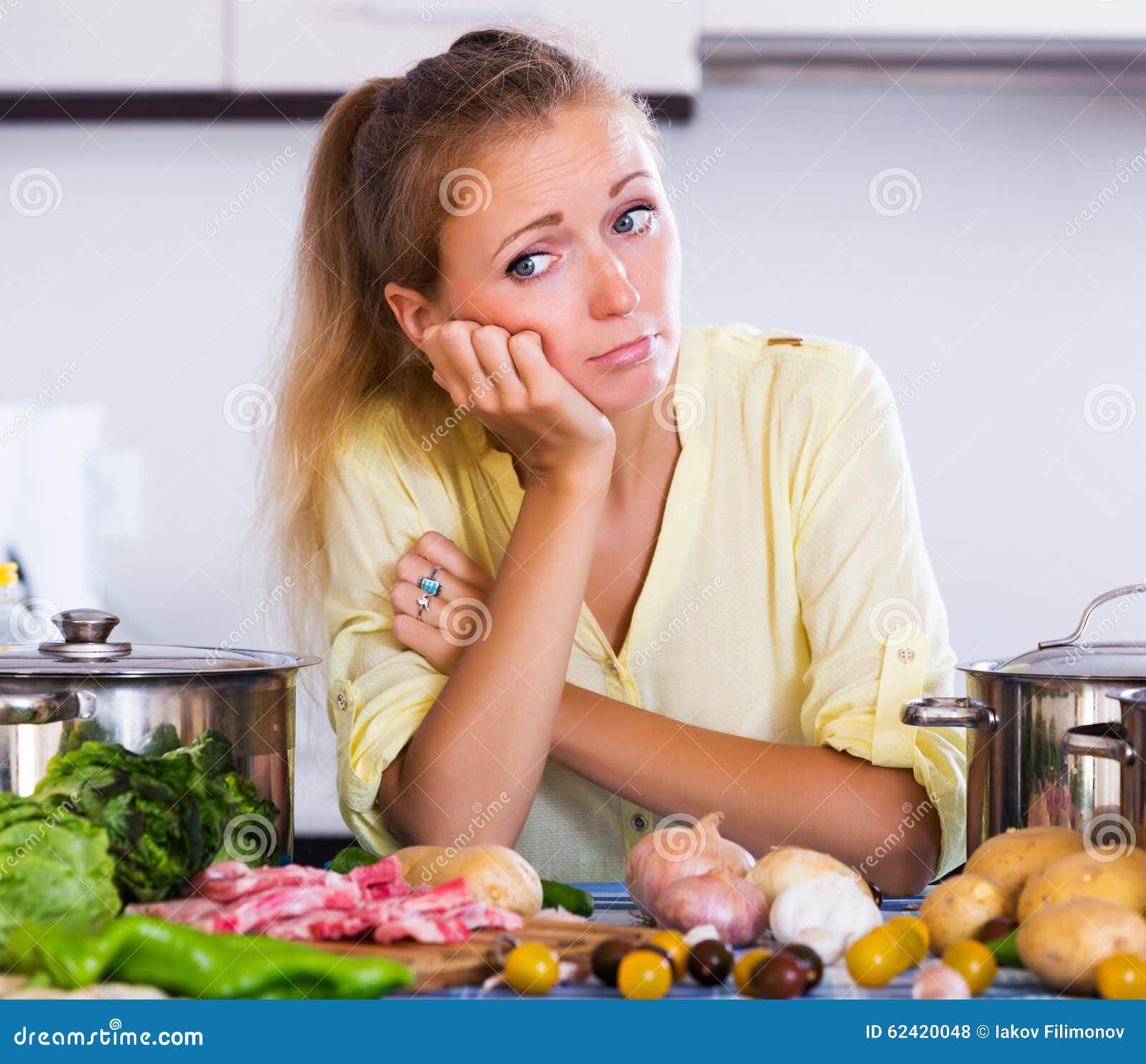Mulher Frustrante Que Olha Ingredientes Foto de Stock - Imagem de ...