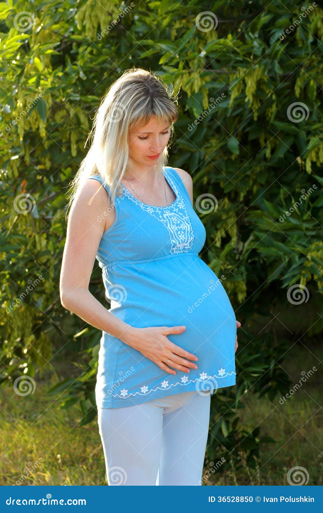 A mulher gravida nova foto de stock. Imagem de exterior - 36528850