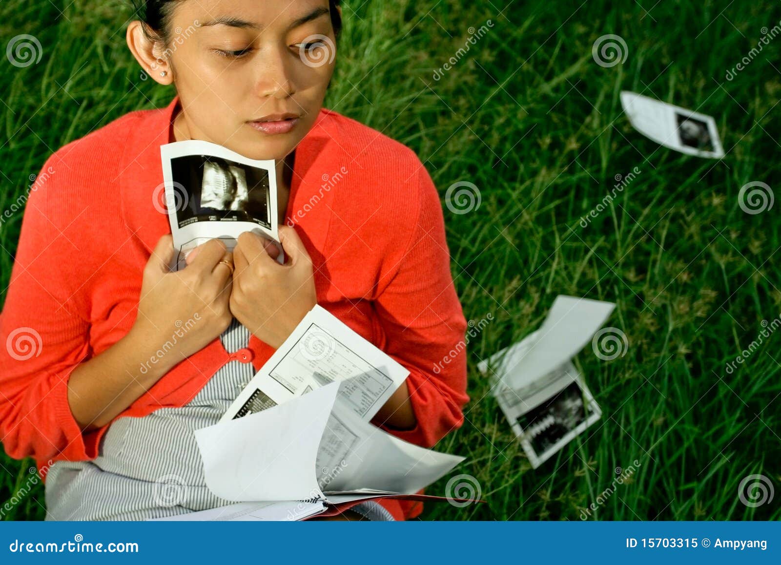 A Mulher Gravida Pensa O Resultado De Varredura Do Ultra-som Imagem de ... A Mulher Gravida Pensa O Resultado De Varredura Do Ultra-som Imagem de ...