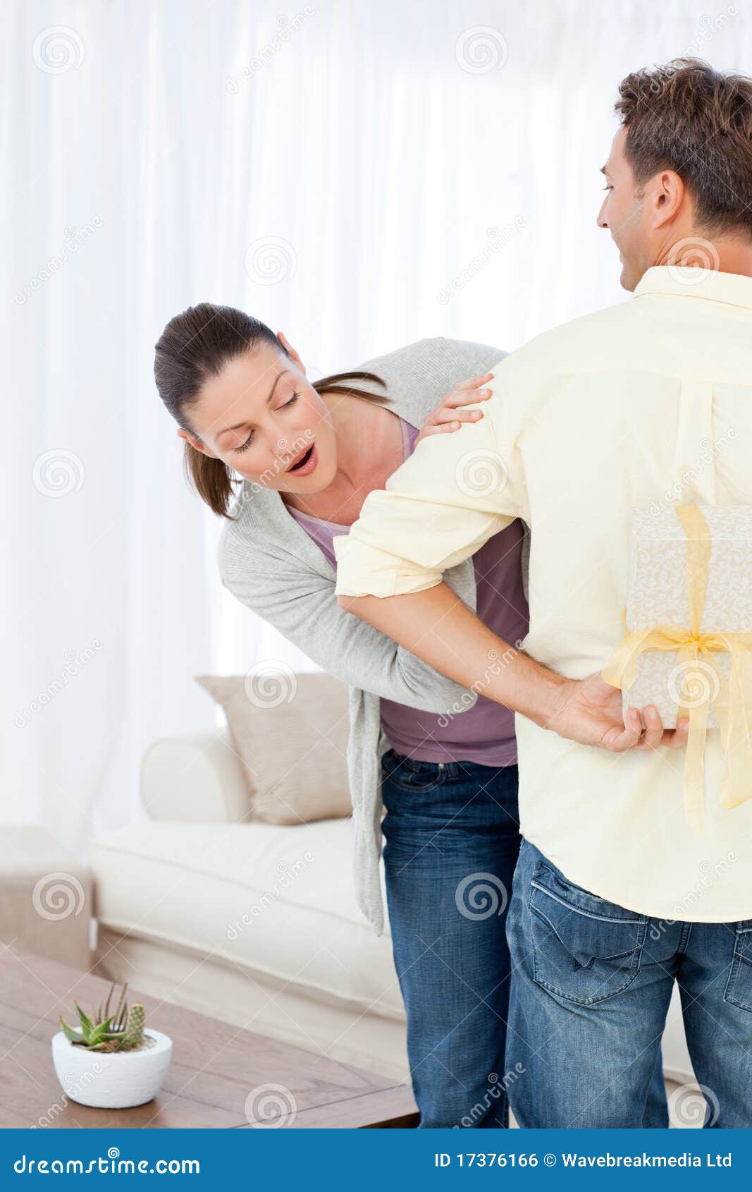 Mulher Impaciente Que Olha Um Atual Escondido Foto de Stock - Imagem de ...