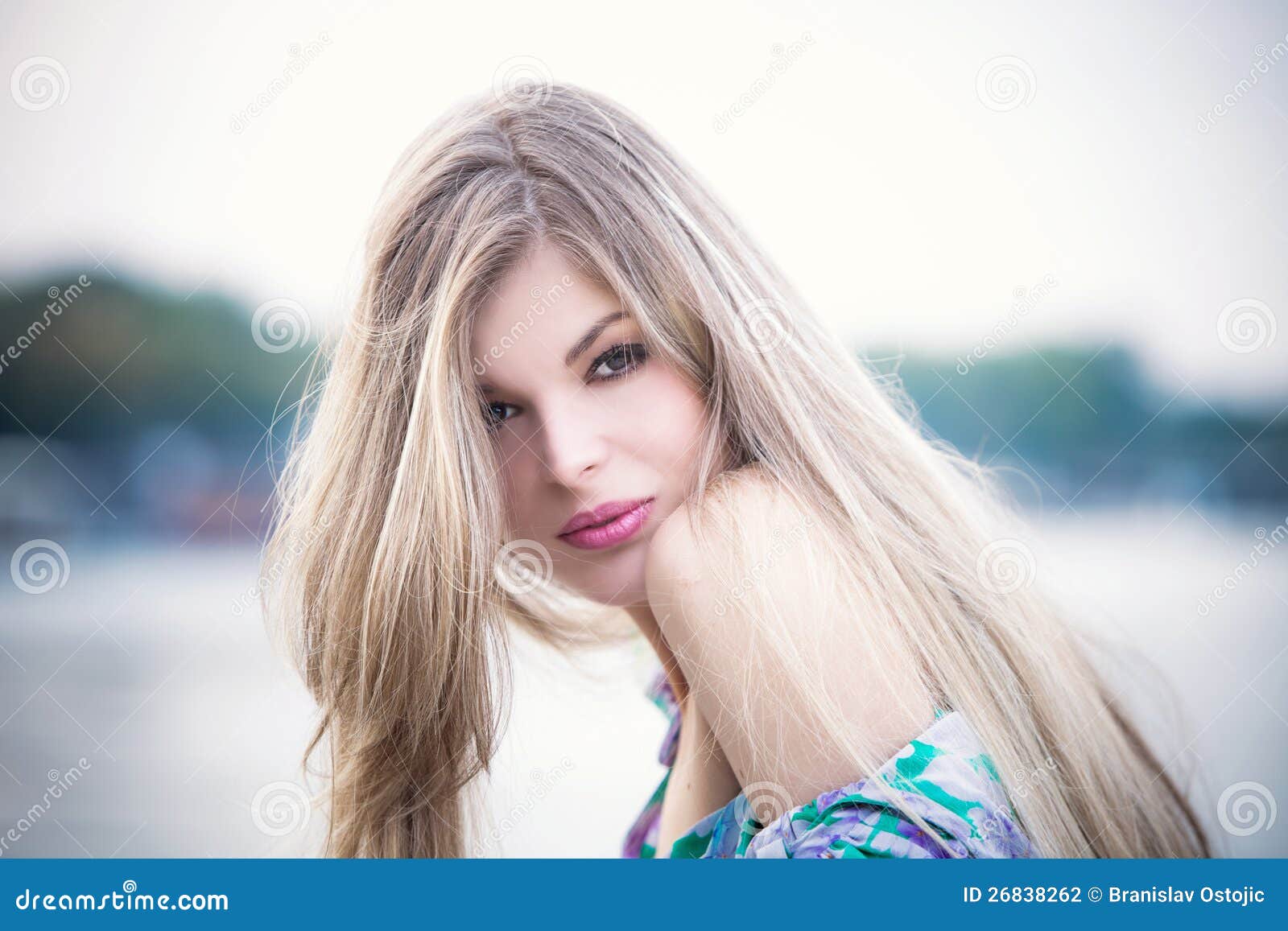 Mulher loura foto de stock. Imagem de olhar, bonito, loira - 26838262