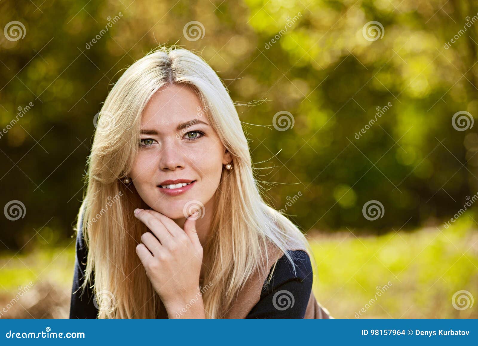 Mulher loura bonita foto de stock. Imagem de feriado - 98157964