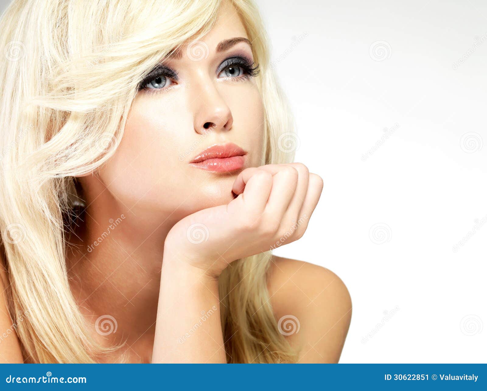 Mulher Loura Bonita Com Penteado Do Estilo Imagem de Stock - Imagem de ...