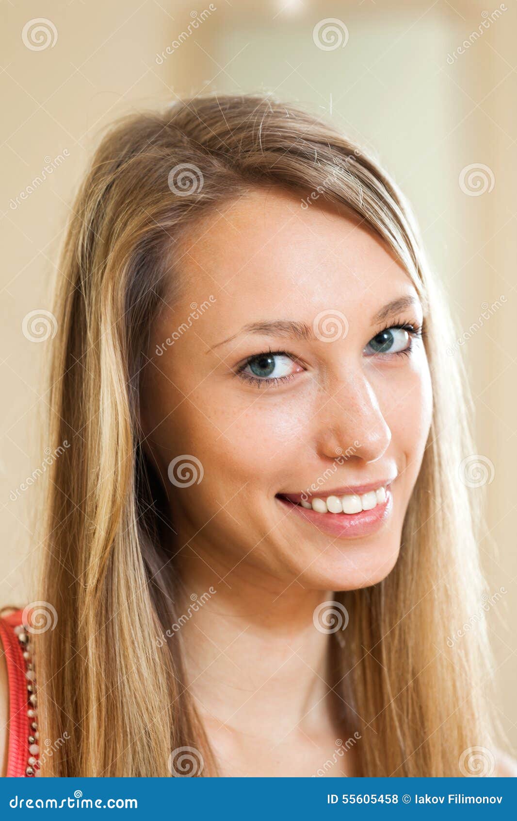 Mulher Loura Com Sorriso Neve-branco Foto de Stock - Imagem de azul ...