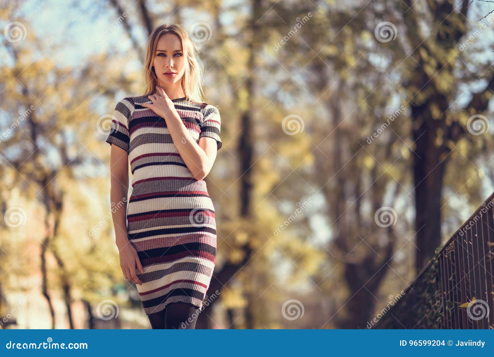 Mulher Loura Nova Que Anda Na Rua Foto de Stock - Imagem de urbano ...