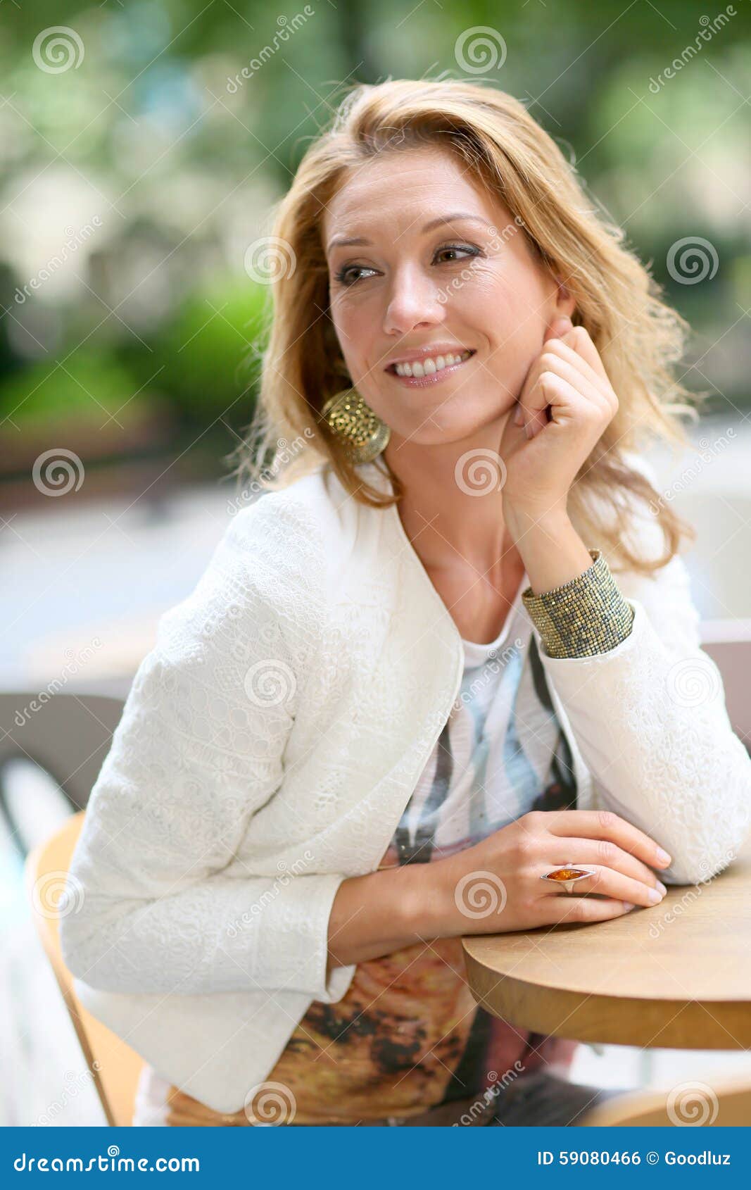 Mulher Madura Elegante Que Senta-se No Restaurante Foto de Stock ... Mulher Madura Elegante Que Senta-se No Restaurante Foto de Stock ...