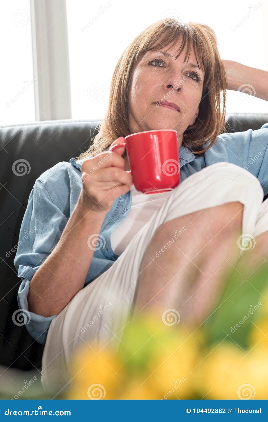 Mulher Madura Pensativa Que Senta-se No Sofá Foto de Stock - Imagem de ... Mulher Madura Pensativa Que Senta-se No Sofá Foto de Stock - Imagem de ...