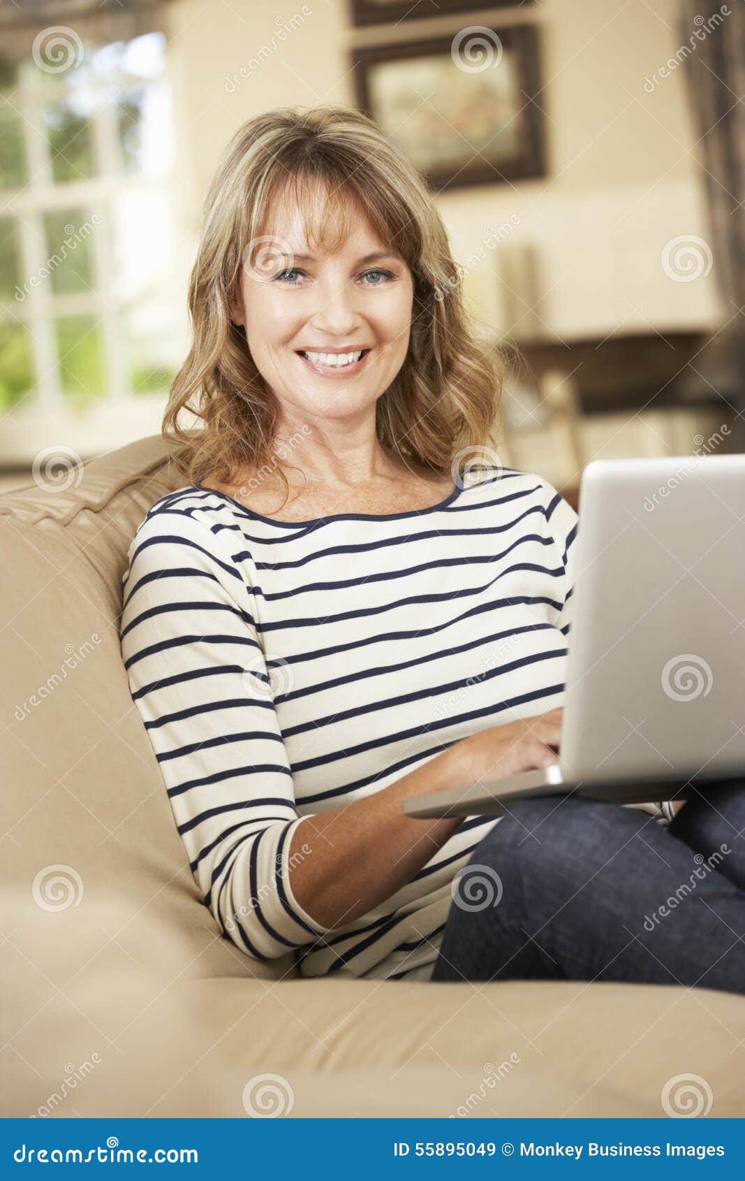 Mulher Madura Que Senta-se Em Sofa at Home Using Laptop Imagem de Stock ... Mulher Madura Que Senta-se Em Sofa at Home Using Laptop Imagem de Stock ...