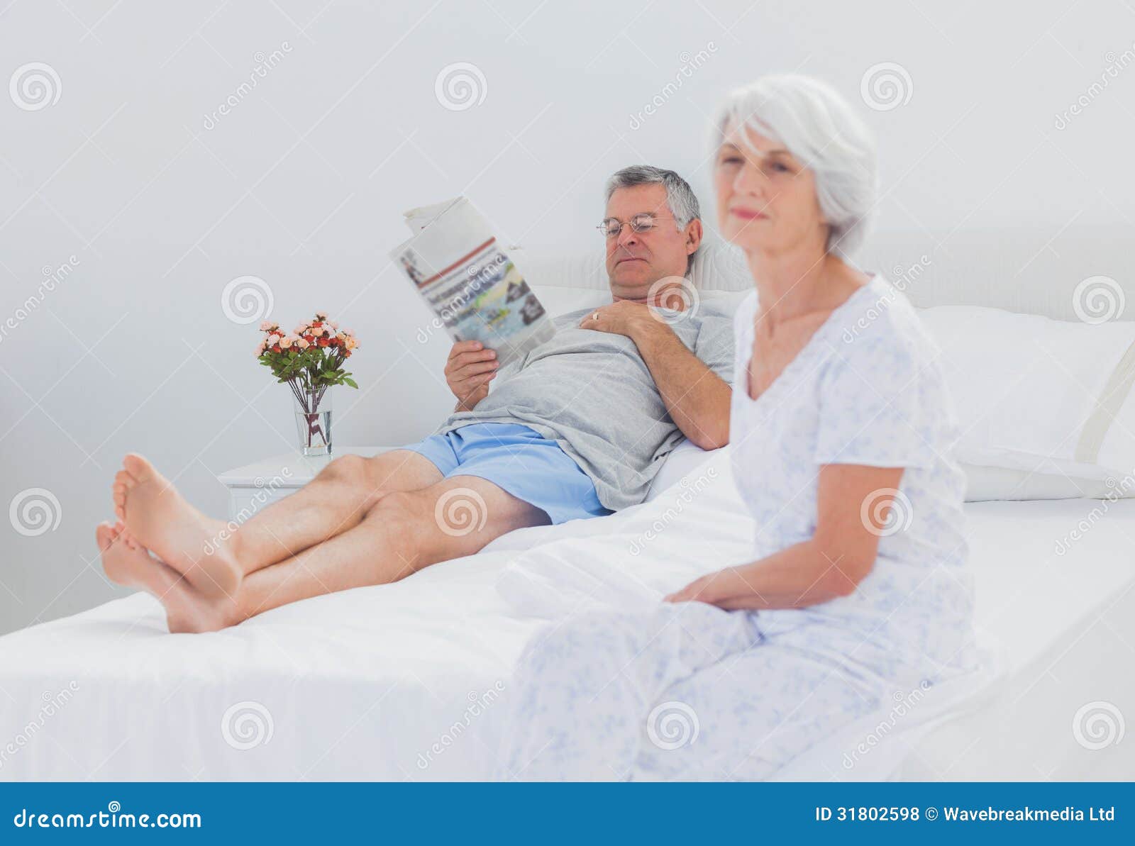 Mulher Madura Que Senta-se Na Cama Foto de Stock - Imagem de macho ... Mulher Madura Que Senta-se Na Cama Foto de Stock - Imagem de macho ...