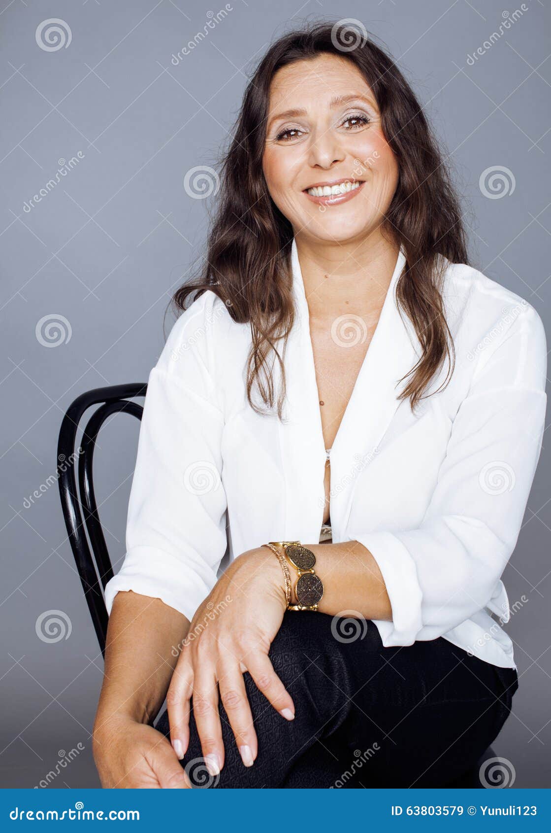 Mulher Madura Segura Moreno Bonita Que Senta-se Sobre Imagem de Stock ... Mulher Madura Segura Moreno Bonita Que Senta-se Sobre Imagem de Stock ...
