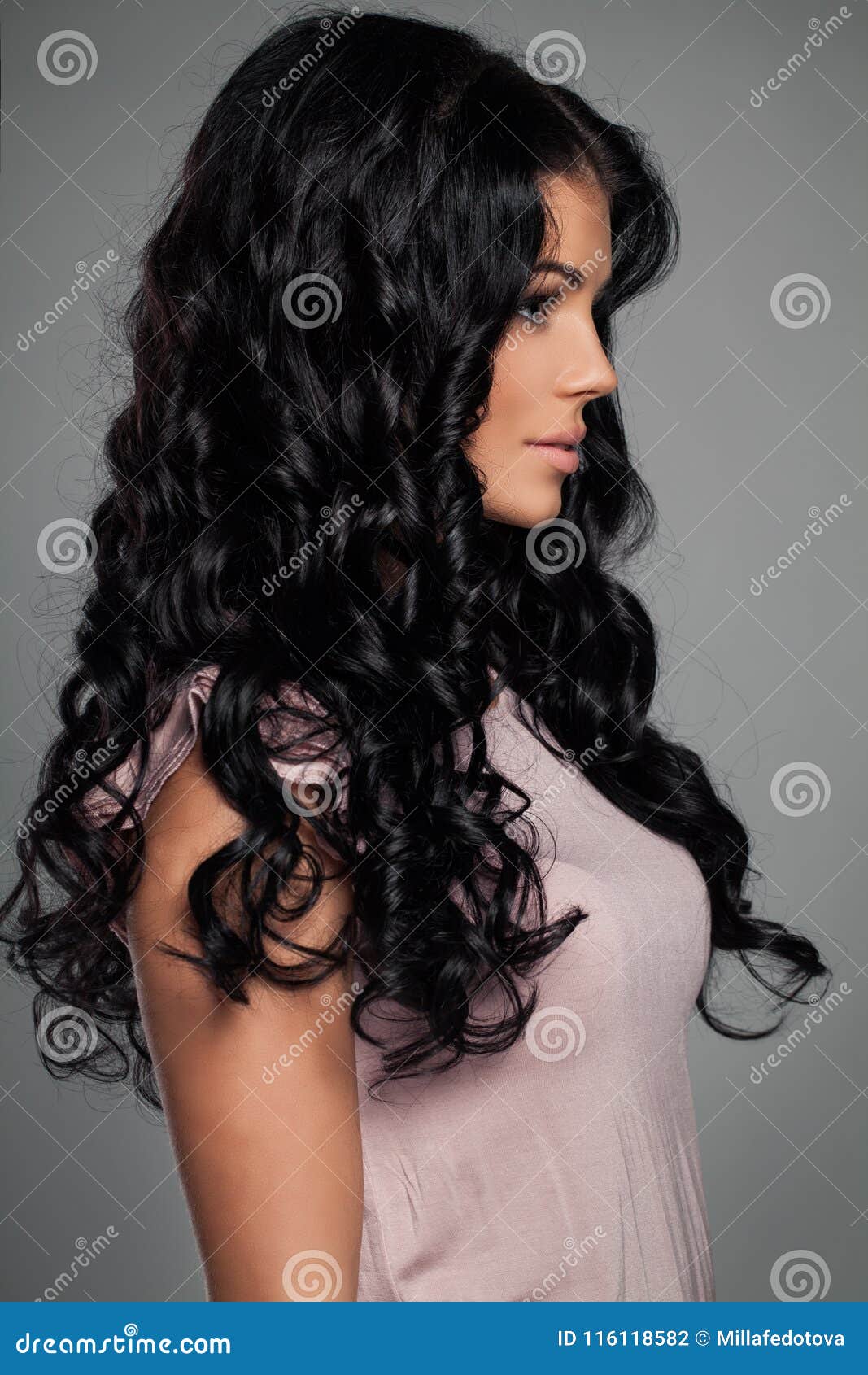 Mulher Moreno Bonito Com Cabelo Ondulado Foto de Stock - Imagem de ...