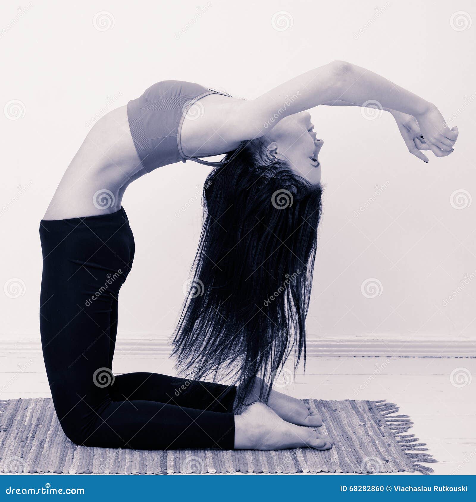 Mulher Moreno Nova Que Executa a Curvatura Foto de Stock - Imagem de ...