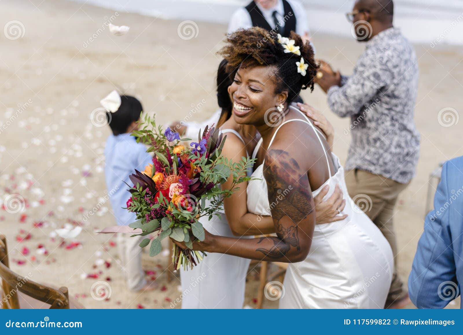 Mulher Negra Casada Que Guarda Flores Foto de Stock - Imagem de flores ...