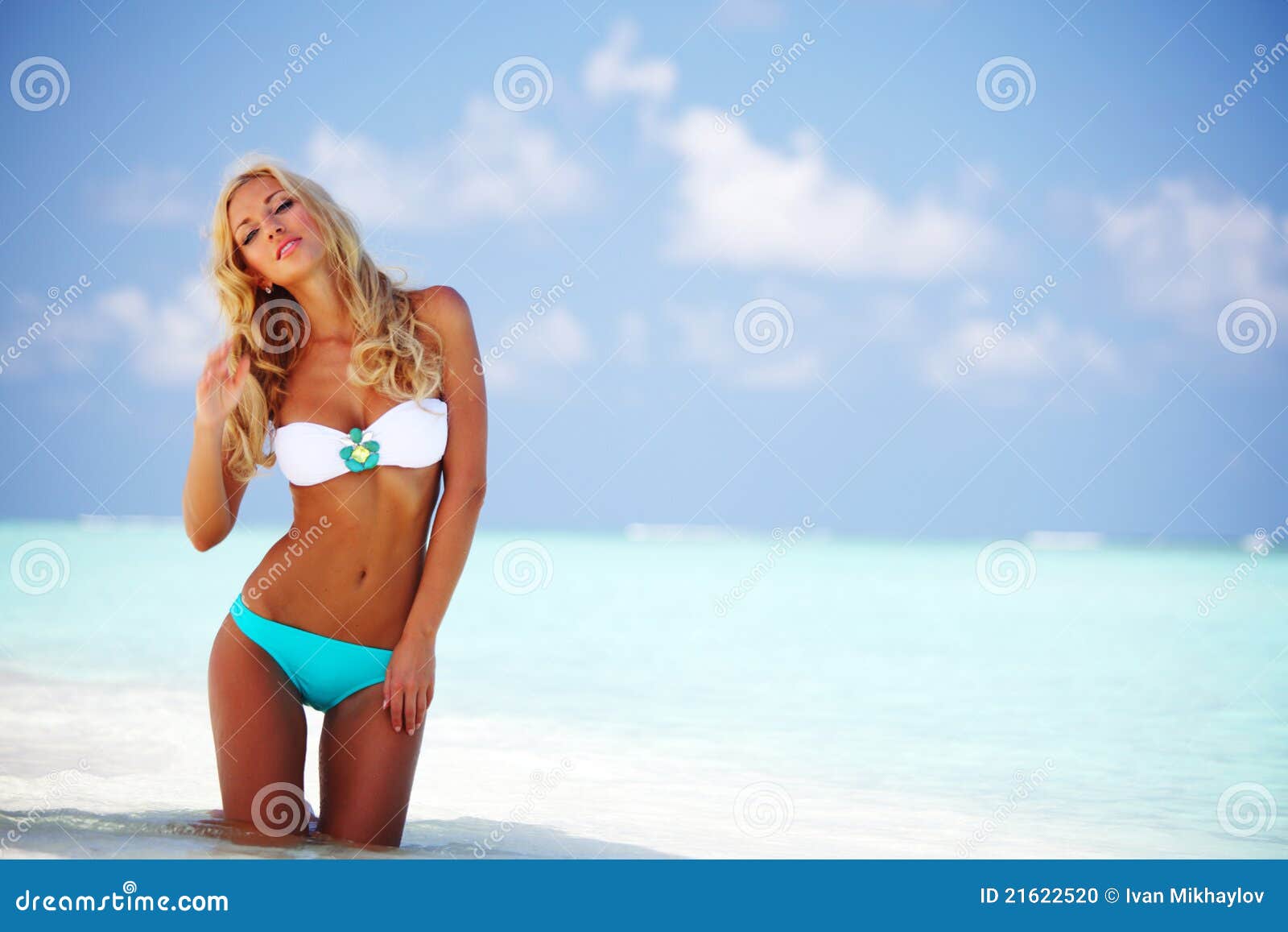 Mulher No Biquini Na Praia Foto De Stock Imagem De Azul 21622520