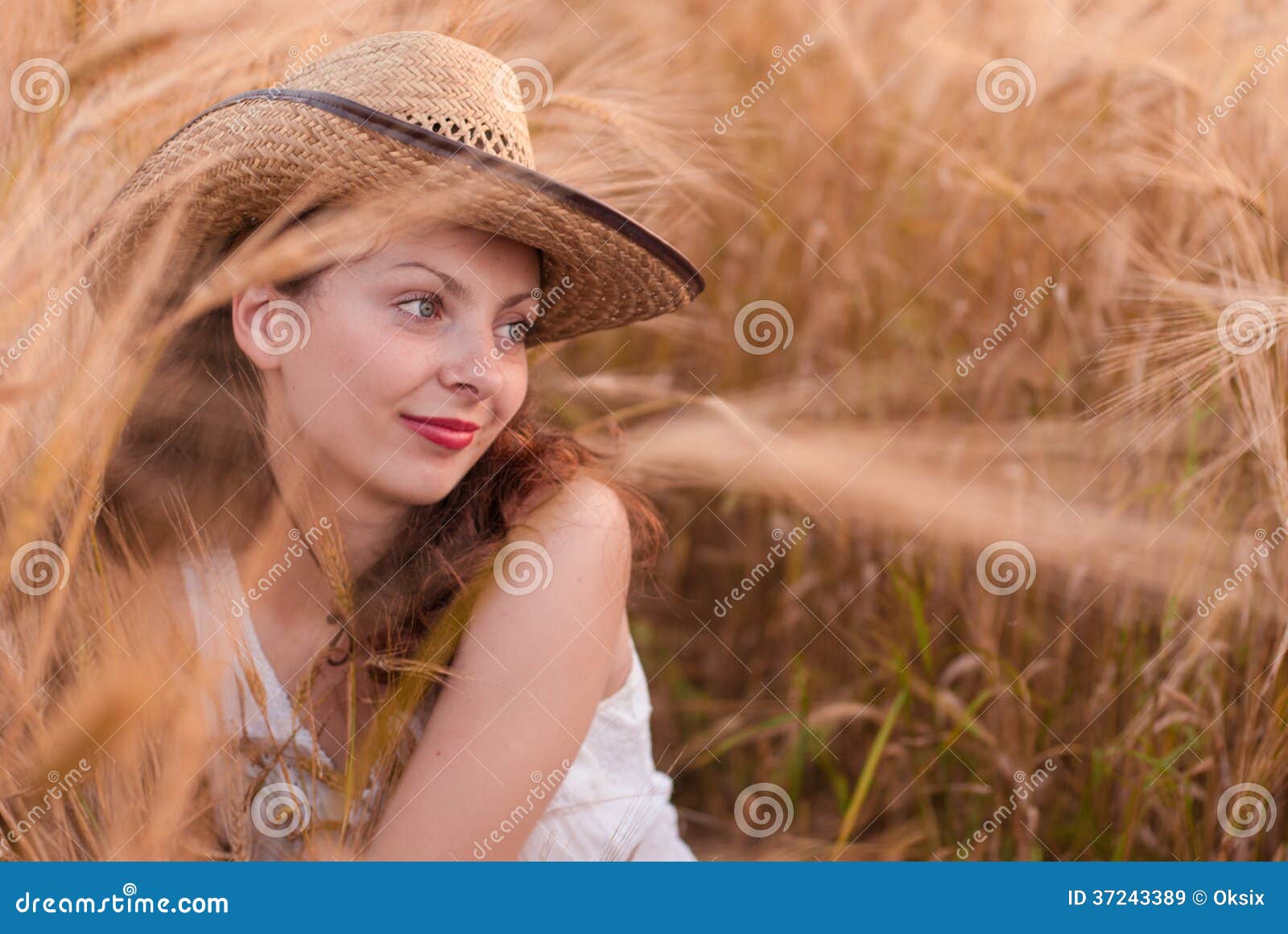 Mulher No Campo De Trigo Imagem De Stock Imagem De Povos 37243389
