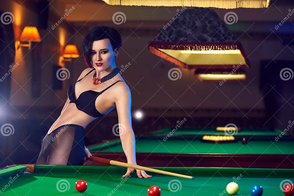 Mulher No Clube Dos Bilhar Que Joga A Sinuca Imagem De Stock Imagem