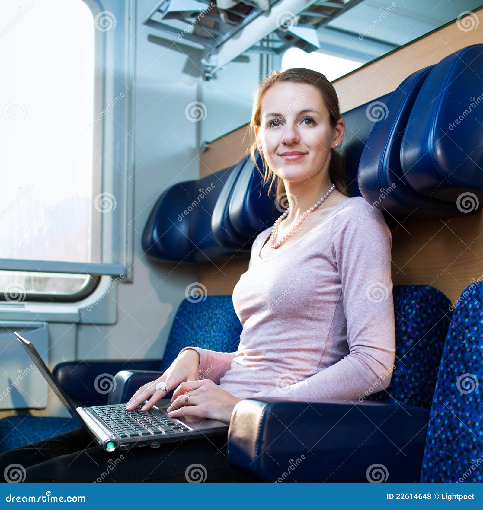 Mulher nova no trem foto de stock. Imagem de railway - 22614648