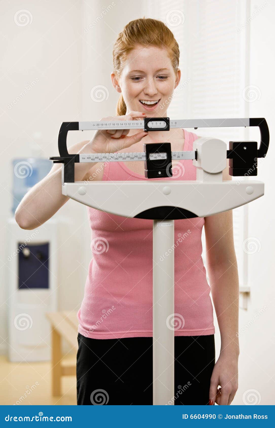 A Mulher Nova Pesa-se Na Ginástica Foto de Stock - Imagem de pesar ...