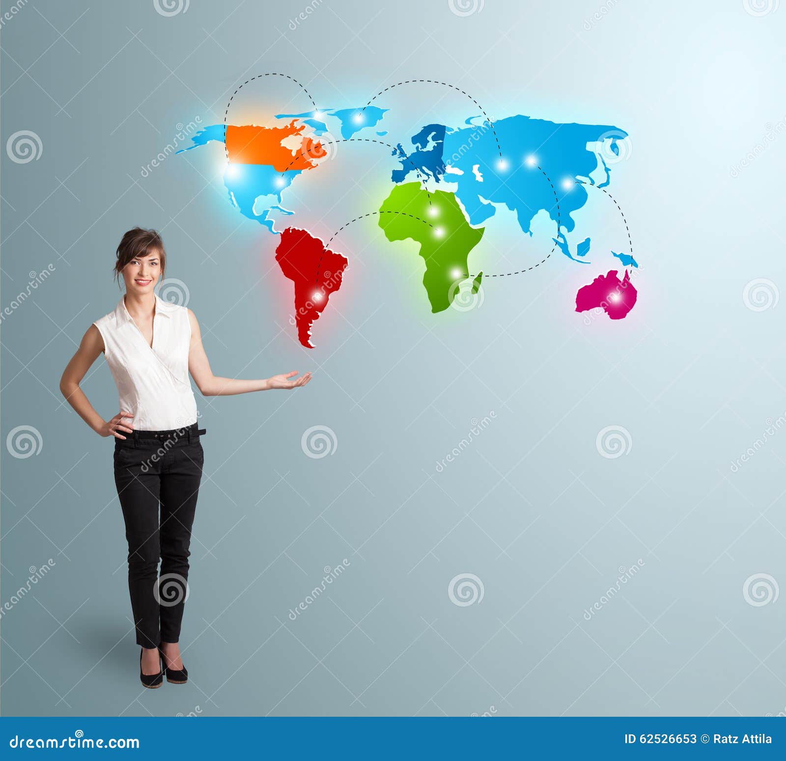 Mulher Nova Que Apresenta O Mapa De Mundo Colorido Imagem de Stock ...