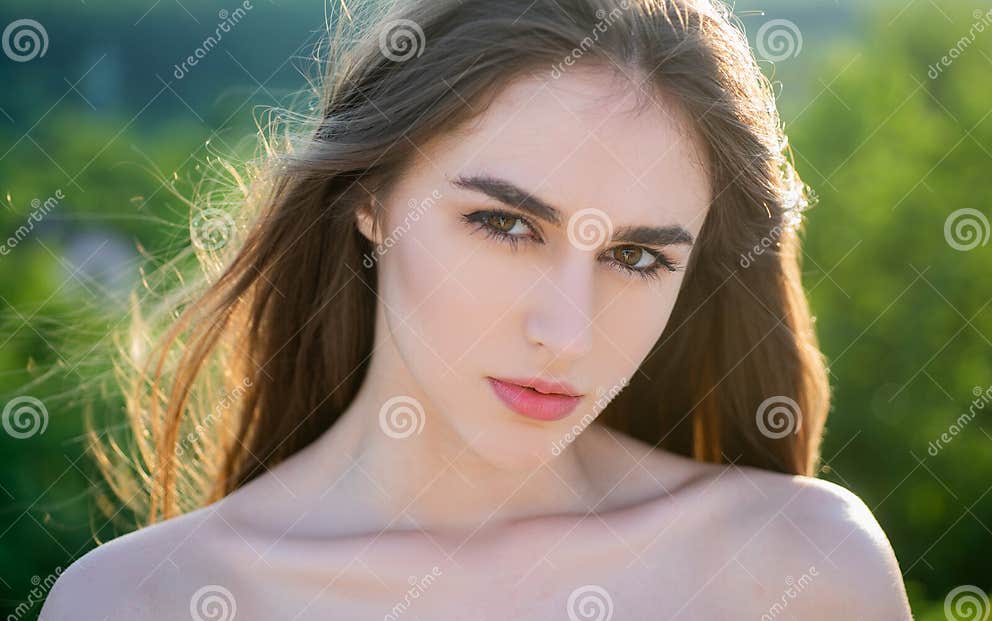 Mulher Nua Garota Do Verão Ao Ar Livre Cara Feminina Fechada Beleza
