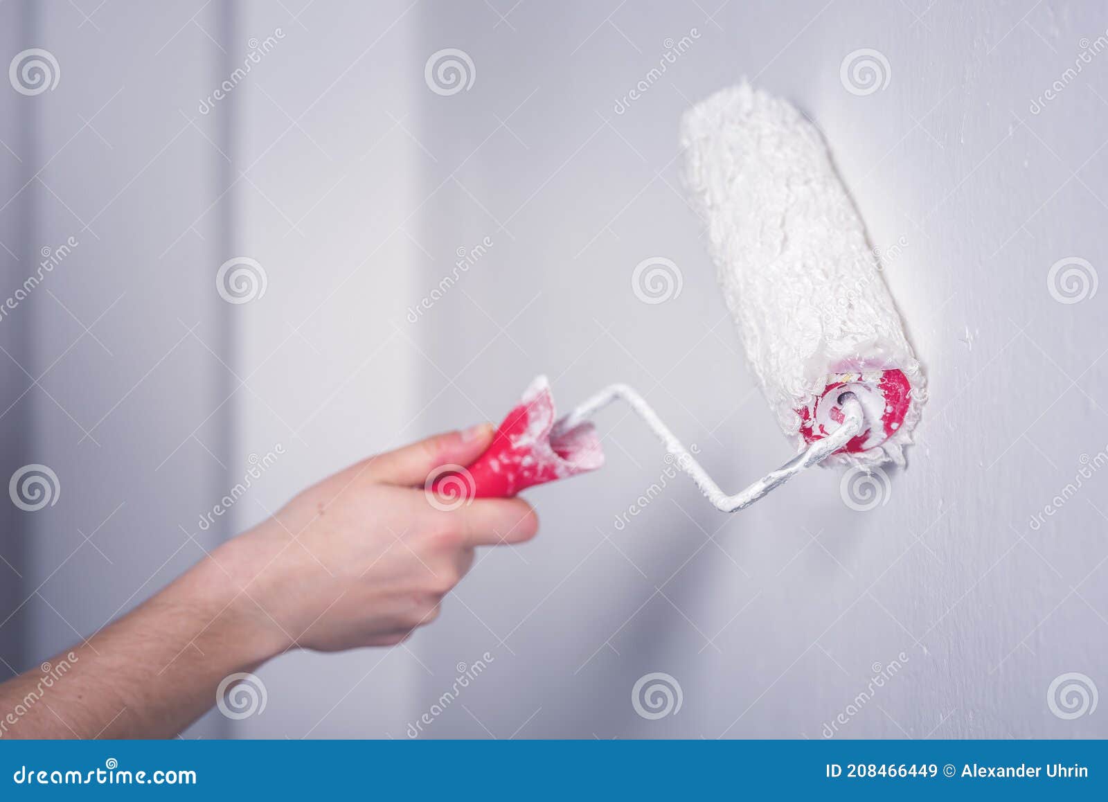 Mulher Pintando Parede Interior Com Rolo De Tinta Em Casa Nova. Imagem ...