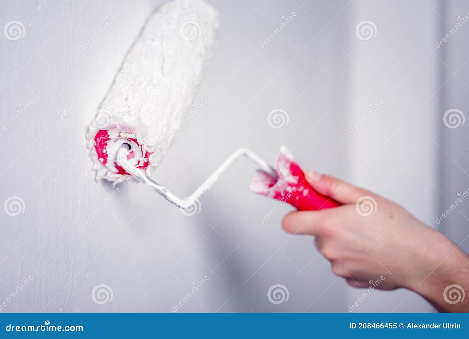 Mulher Pintando Parede Interior Com Rolo De Tinta Em Casa Nova. Imagem ...
