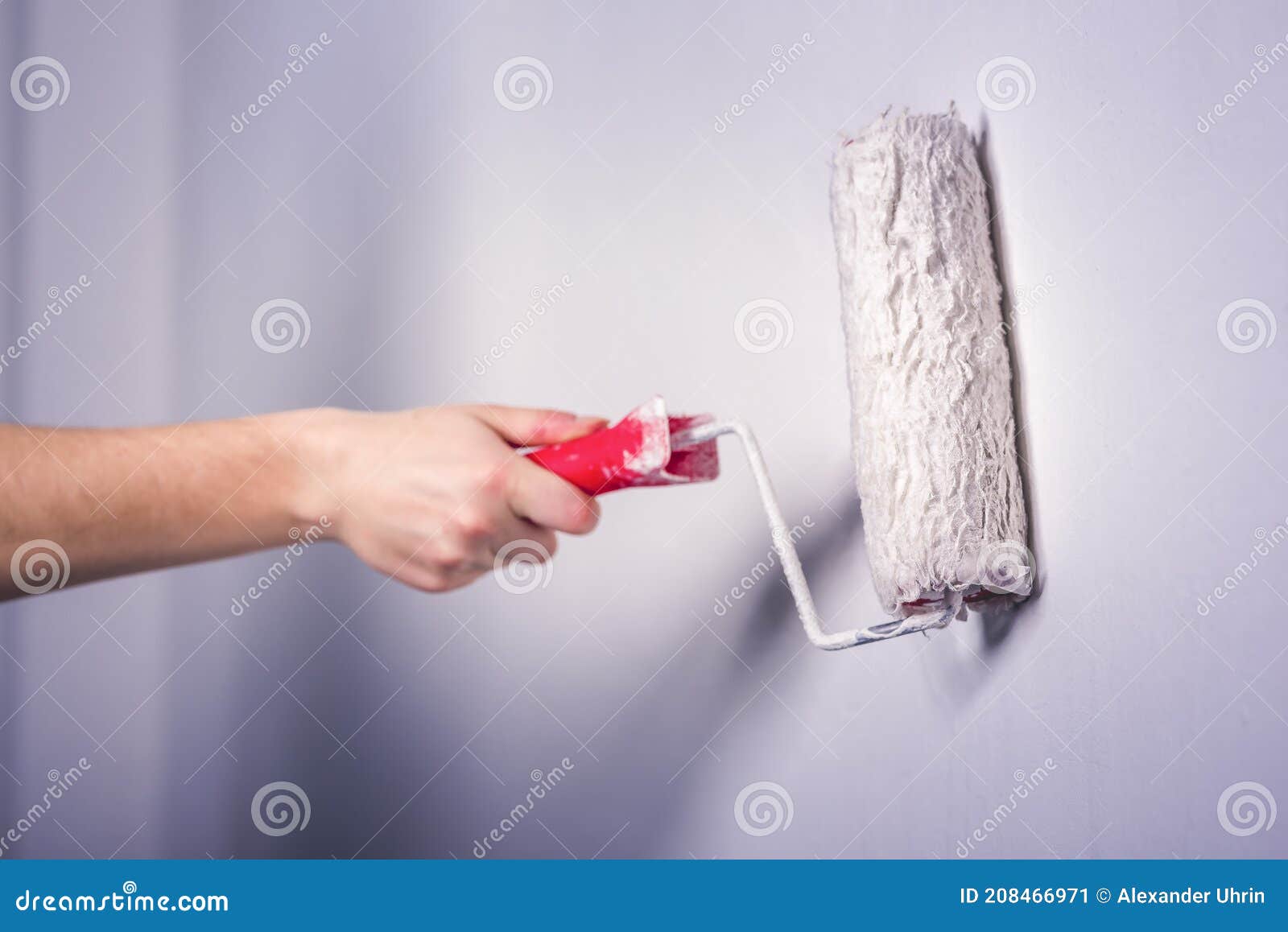 Mulher Pintando Parede Interior Com Rolo De Tinta Em Casa Nova. Imagem ...