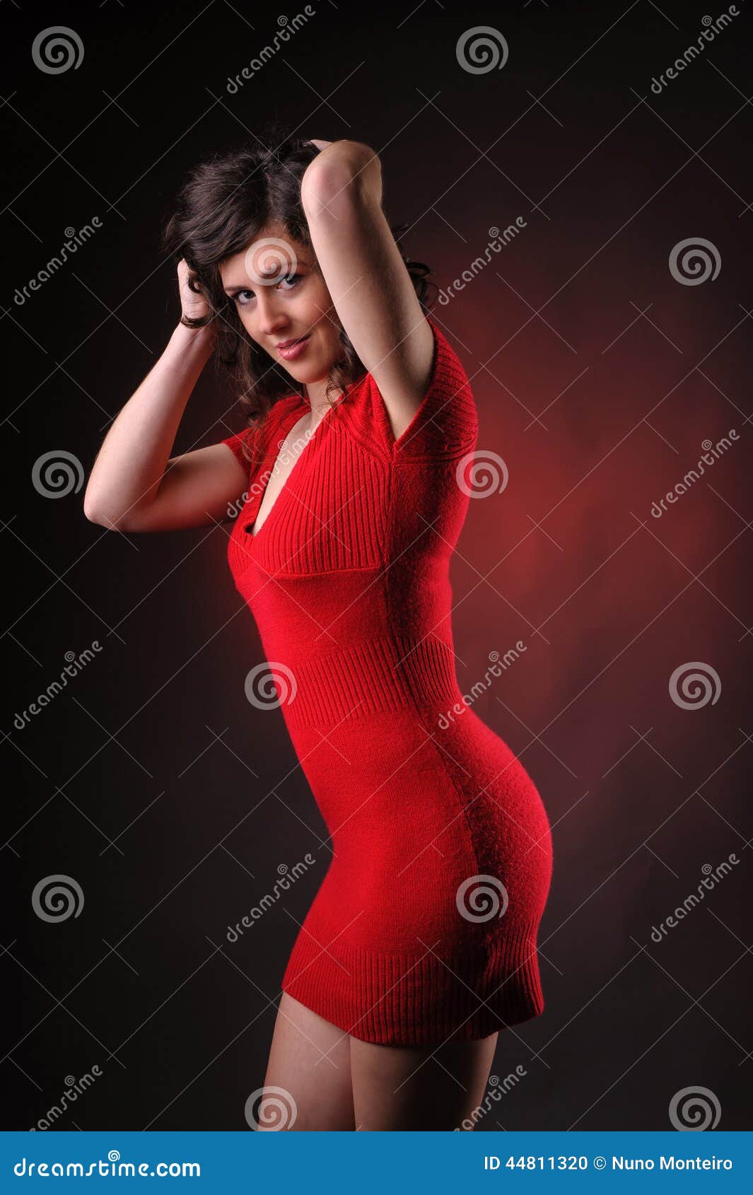 Mulher Provocante No Vestido Vermelho Foto De Stock Imagem De Ansioso