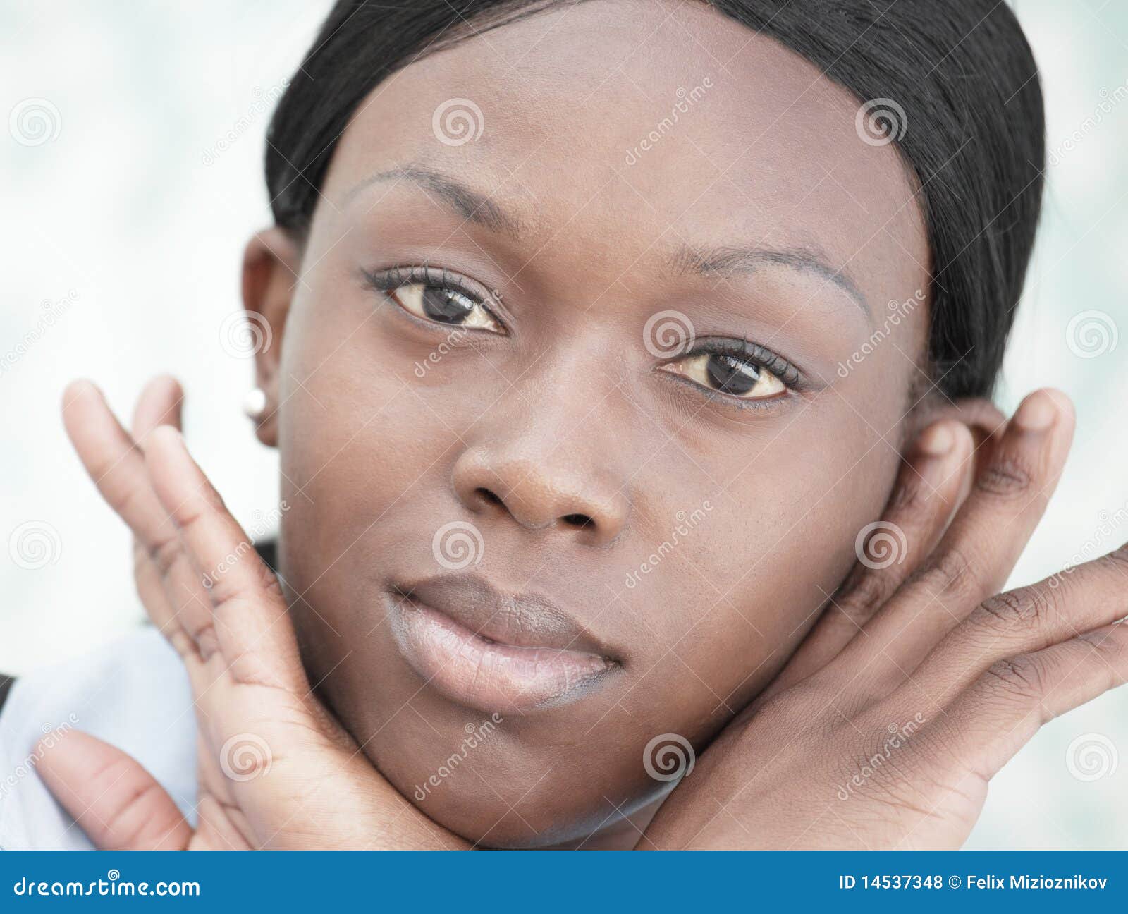 Mulher que afaga sua face foto de stock. Imagem de editorial - 14537348
