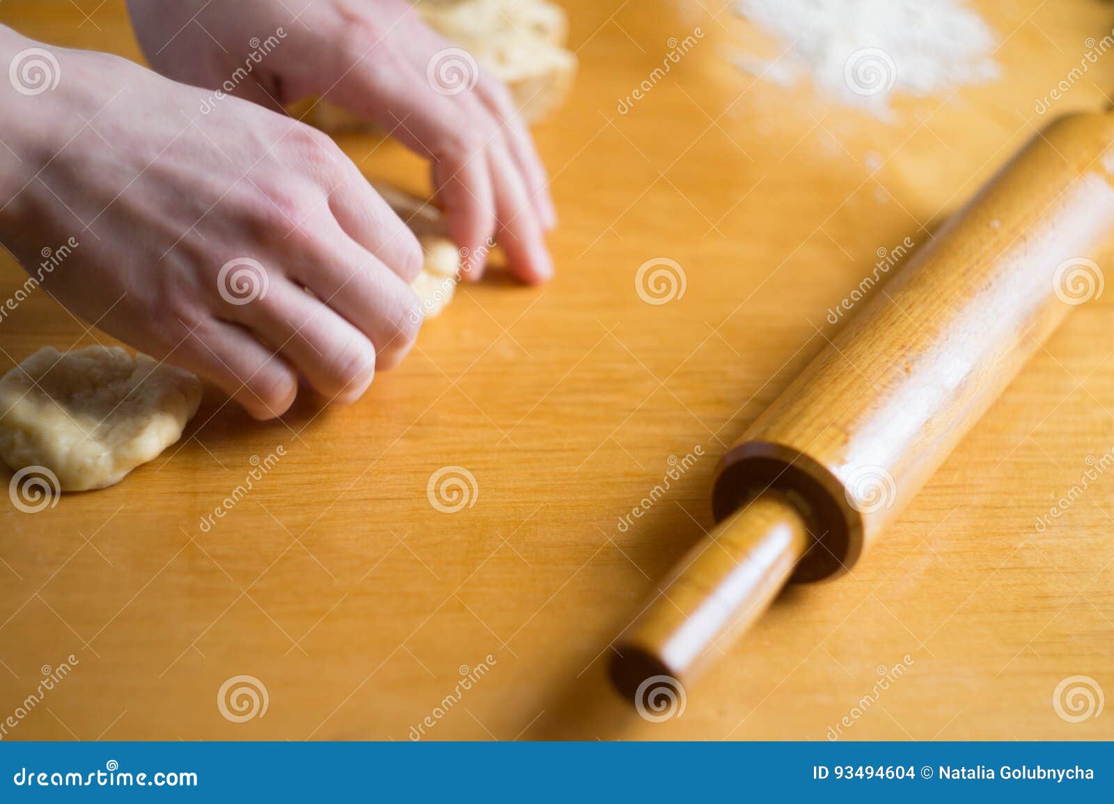 Mulher Que Amassa Uma Massa Na Tabela Foto de Stock - Imagem de fêmea ...