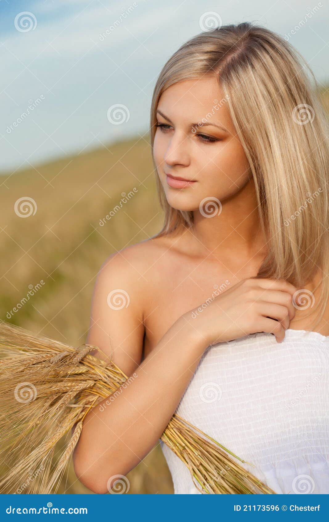 Mulher Que Anda No Campo De Trigo Foto De Stock Imagem De Prado