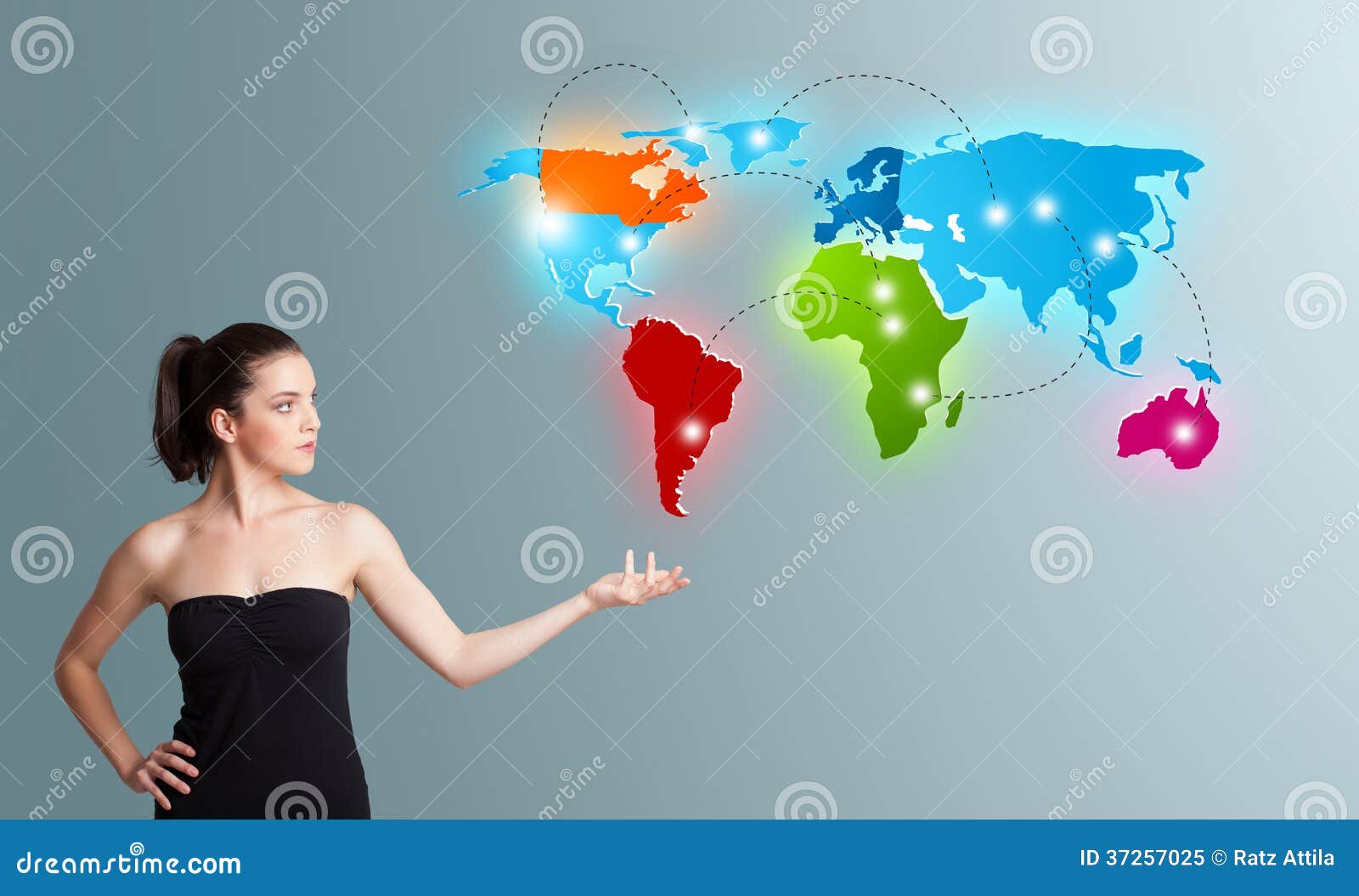 Mulher Que Apresenta O Mapa Do Mundo Colorido Imagem de Stock - Imagem ...