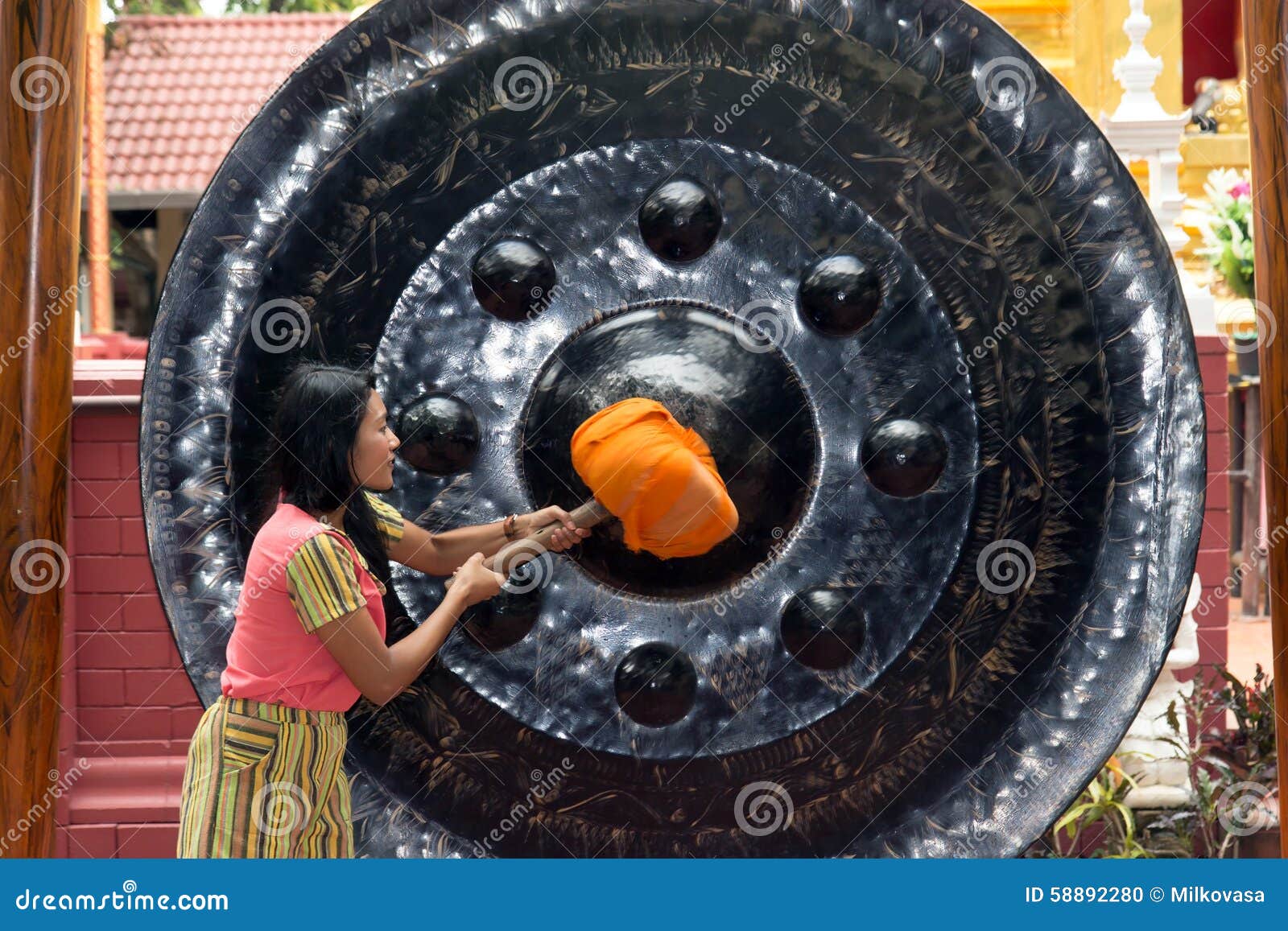 Mulher que bate um gongo foto de stock. Imagem de feliz - 58892280