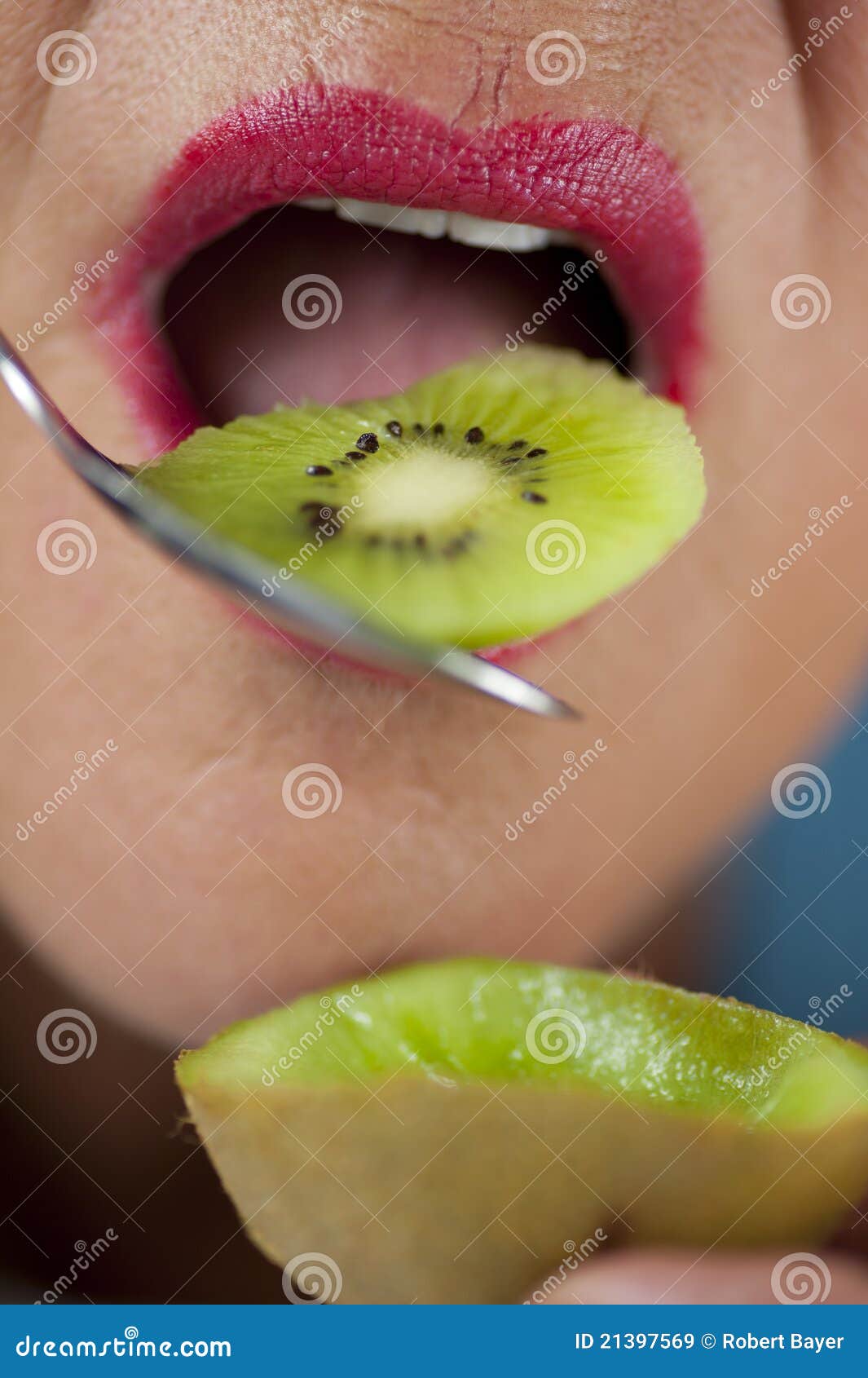 Mulher Que Come a Fruta De Quivi Imagem de Stock - Imagem de tropical ...