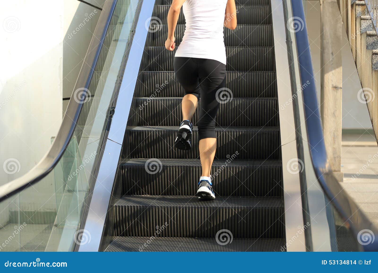 Mulher Que Corre Em Escadas Da Escada Rolante Foto de Stock - Imagem de ...