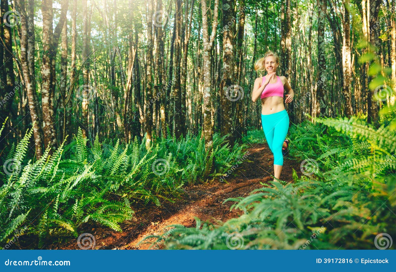 Mulher Que Corre Na Fuga De Forrest Foto de Stock - Imagem de maratona ...