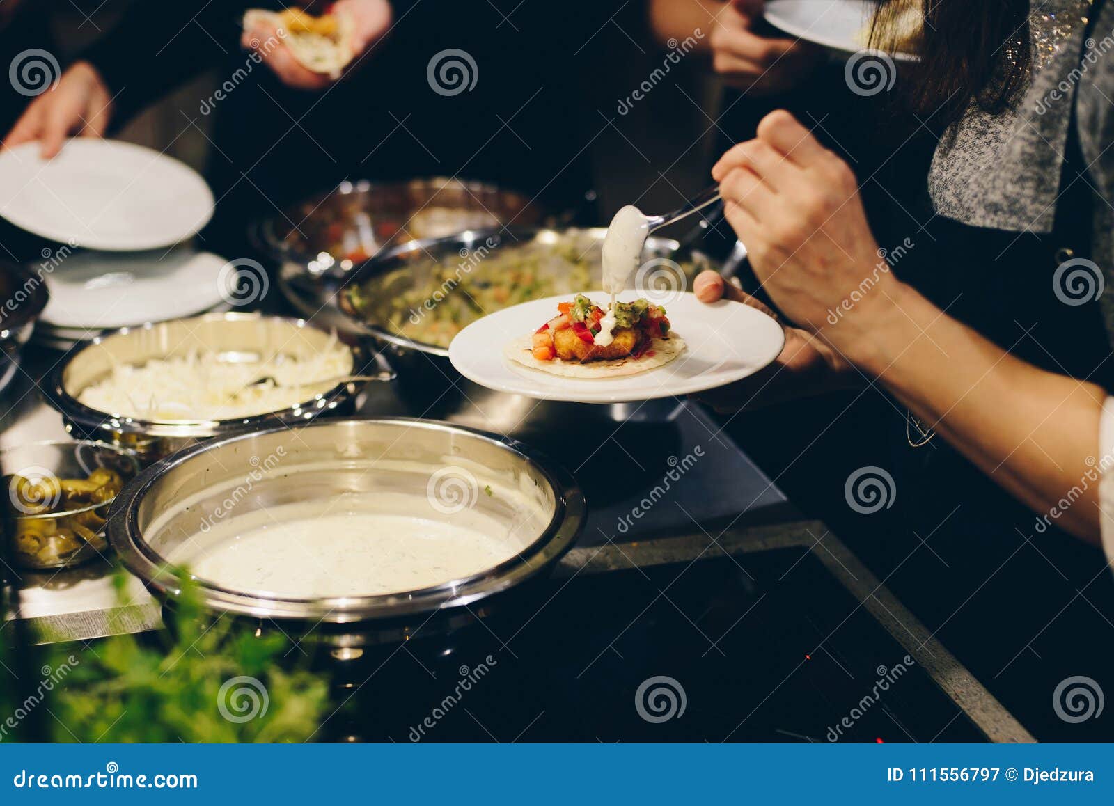 Mulher Que Decora E Que Come O Taco Mexicano Imagem de Stock - Imagem ...