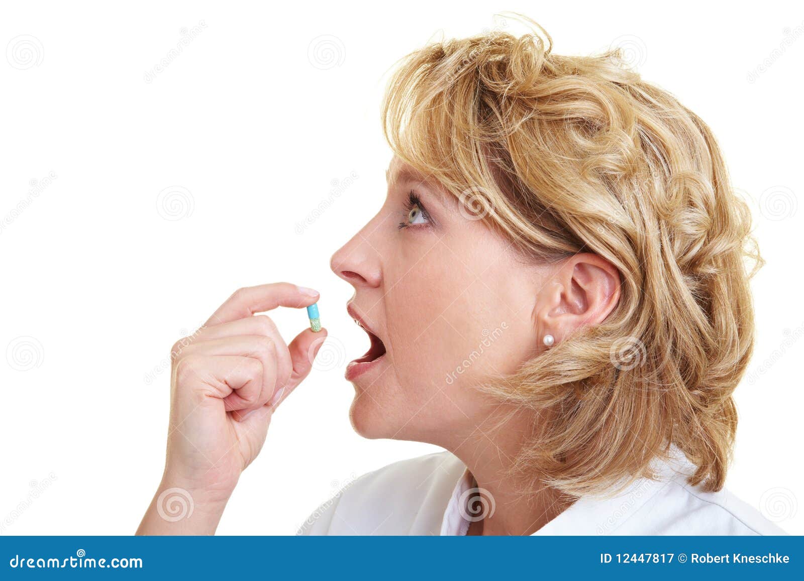 Mulher Que Engole O Comprimido Imagem de Stock - Imagem de ceticismo ...