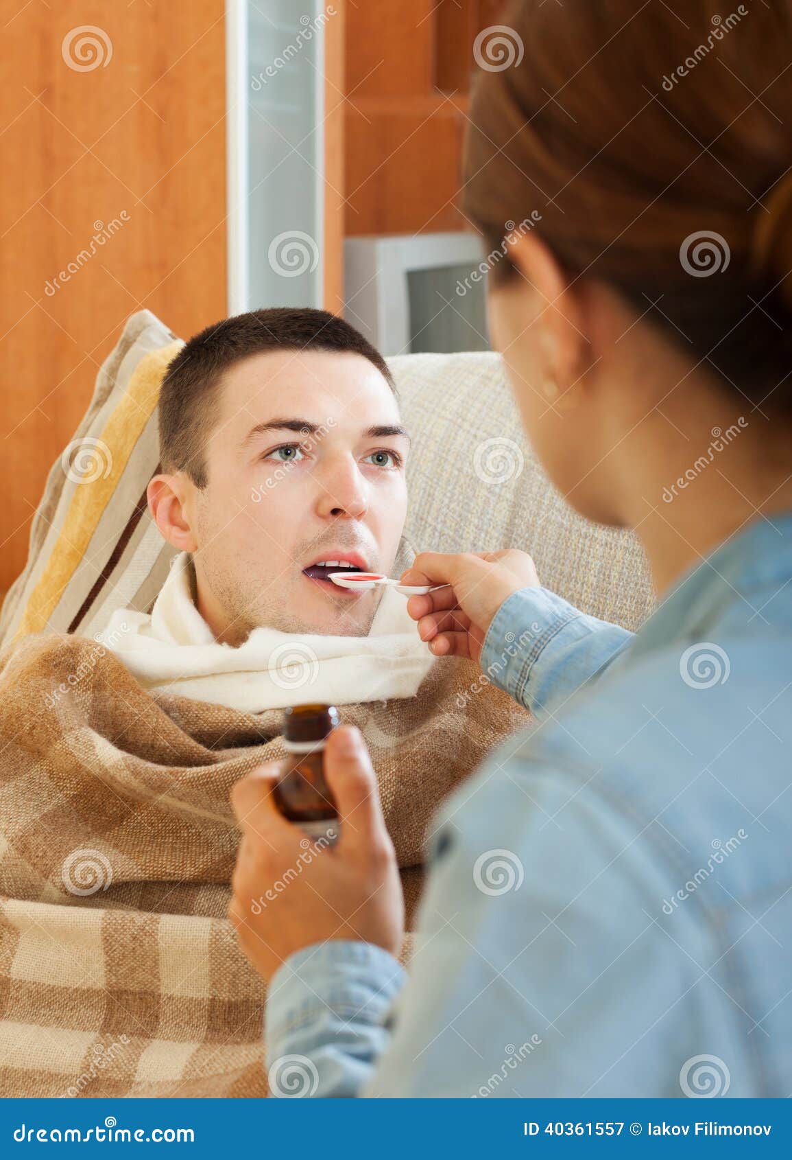 Mulher Que Importa-se Com O Homem Doente Imagem de Stock - Imagem de ...