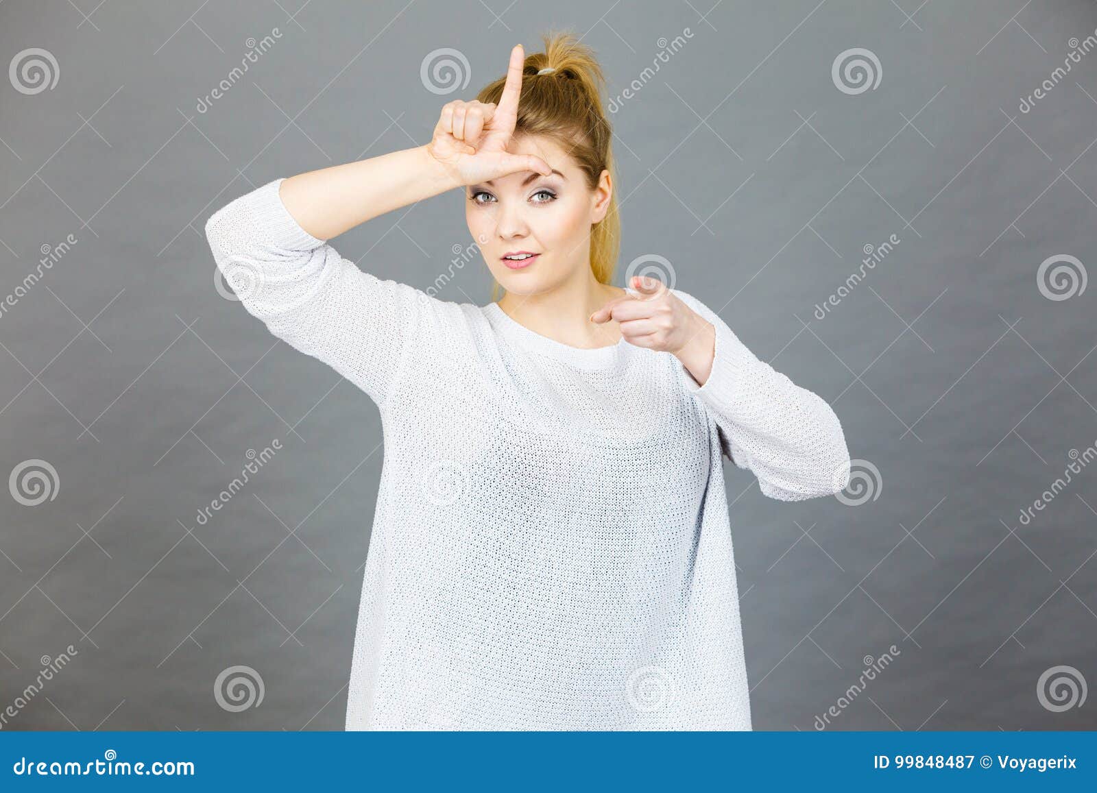 Mulher Que Mostra O Gesto Do Vencido Com L Na Testa Imagem de Stock ...