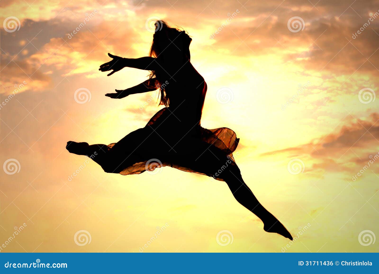 Mulher Que Pula No Por Do Sol Foto de Stock - Imagem de pular, livre ...