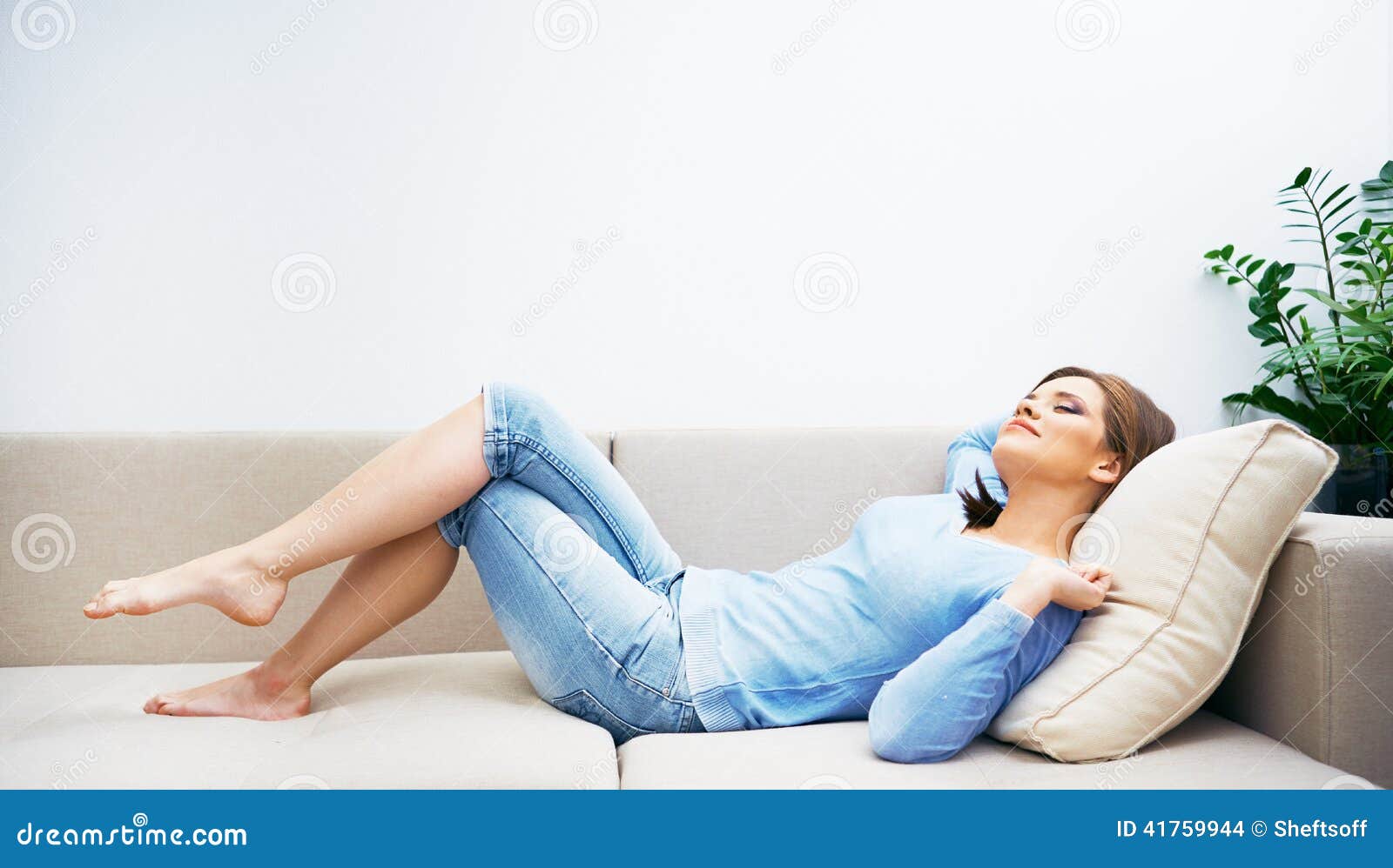 Mulher que relaxa em casa foto de stock. Imagem de relaxar - 41759944