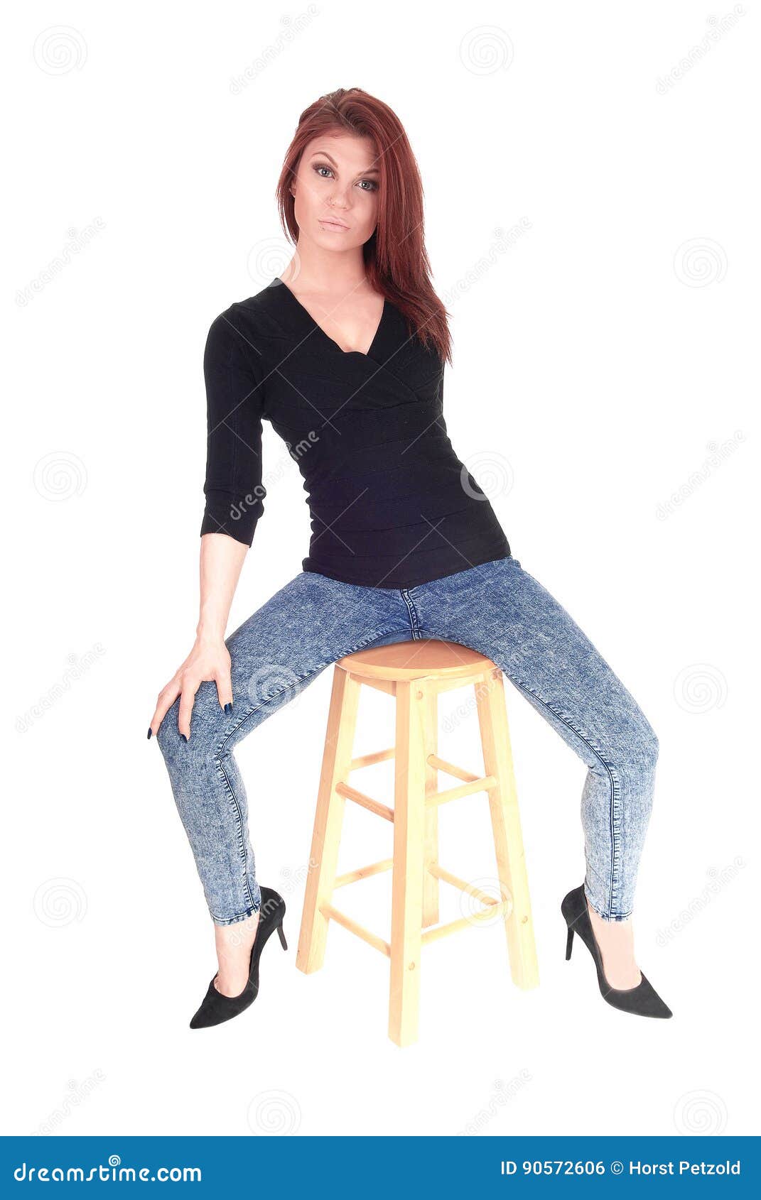 Mulher Que Senta-se Na Cadeira Da Barra Foto de Stock - Imagem de fundo ... Mulher Que Senta-se Na Cadeira Da Barra Foto de Stock - Imagem de fundo ...